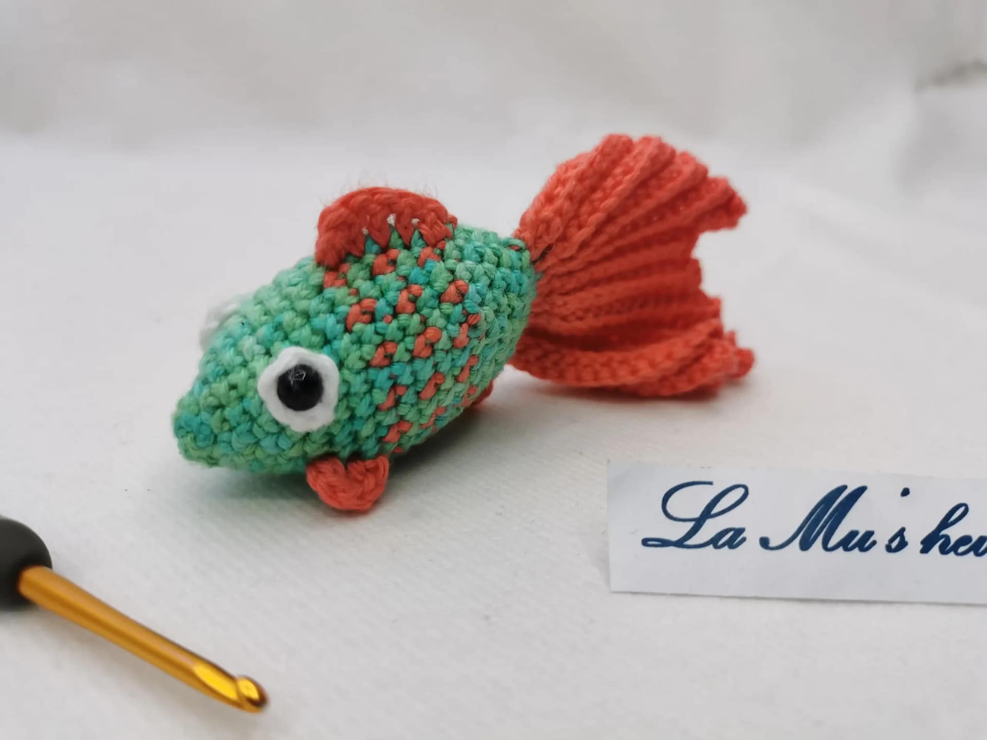 Bulle le poisson amigurumi kawaii fait main au crochet - La Mu's heure